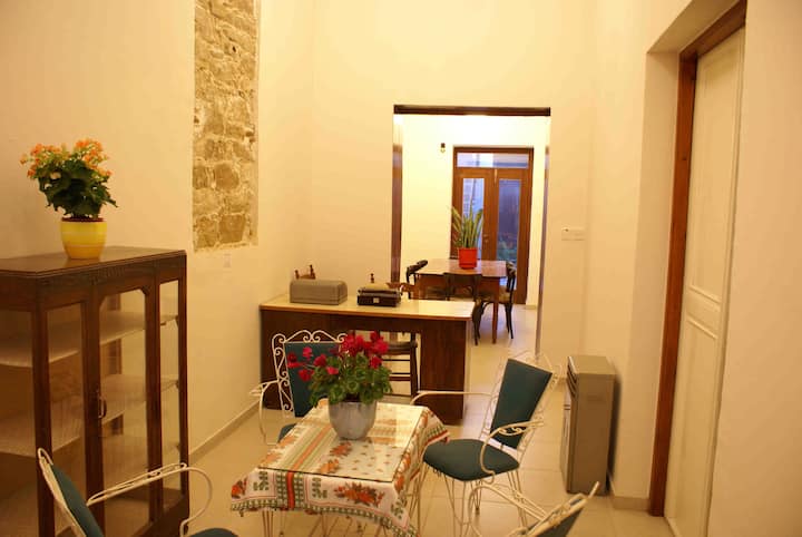 Yiayia's House, 3bed, Sleeps 6 - Лимассол