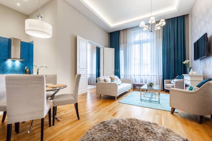 Blue Flower Avenue Apartment With Ac, Elevator - Hungary