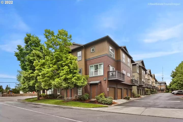Luxury Condo Near Nike & Max - Hillsboro, OR