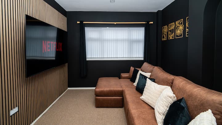 Heartlands Nest |Pool Table|75" Tv| Private Drive - Birmingham