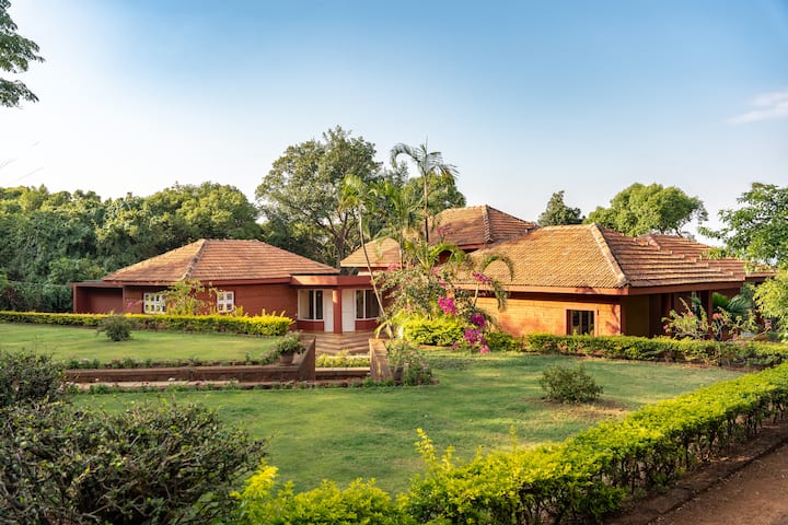 Garnet House A Beautiful Rustic 3-bedroom Villa - Mahabaleshwar