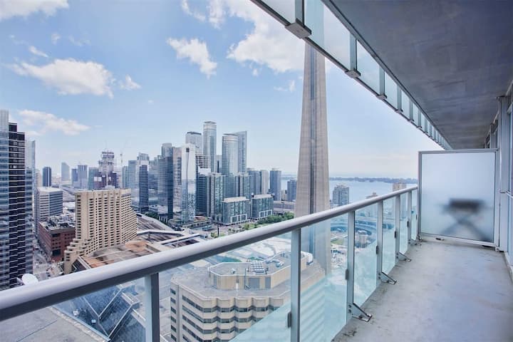 Skyline Views Downtown | Cn Tower + Lakefront - Toronto