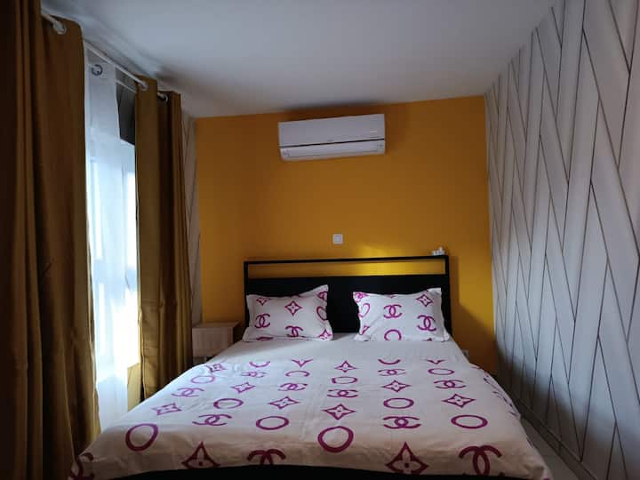 Chambre Mandela : Sdb Privée + Table à Manger - Charleroi