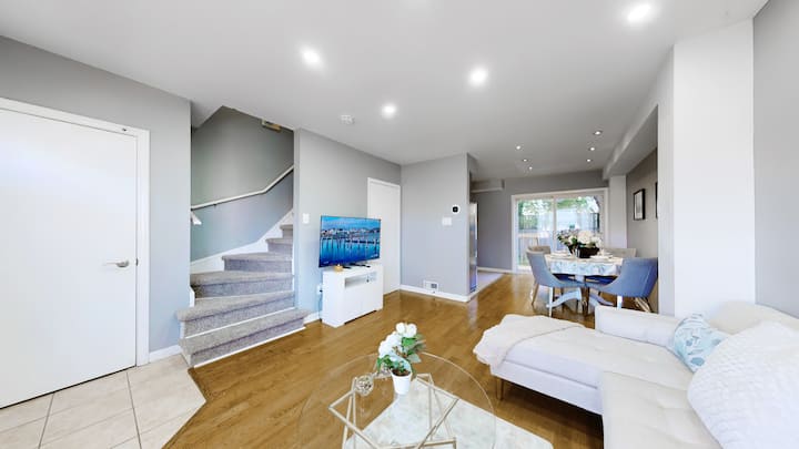 4 Bedroom Next To Kennedy/eglinton Go - Toronto