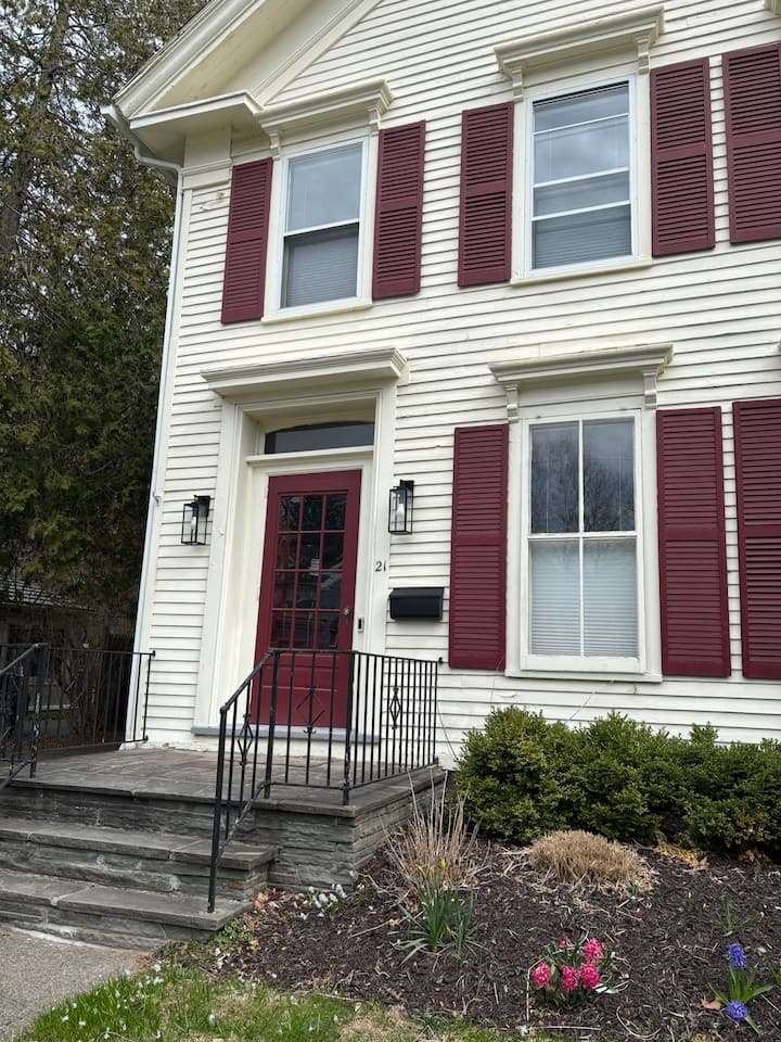 Comfortable 5 Br Farmhouse - Hamilton, NY
