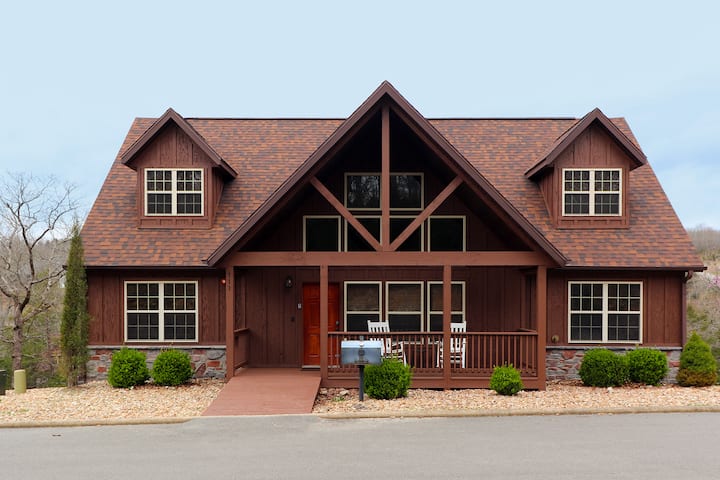 L136, Spacious Four Bedroom Lodge - Branson, MO