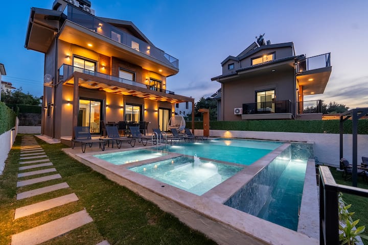 ÖLüdeniz'de Modern Tasarımlı Büyük Havuzlu Villa - Фетхие