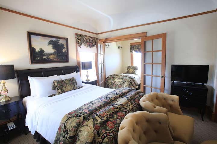 Queen With Twin Bed Near Beach (Upstairs) - Monterey, CA