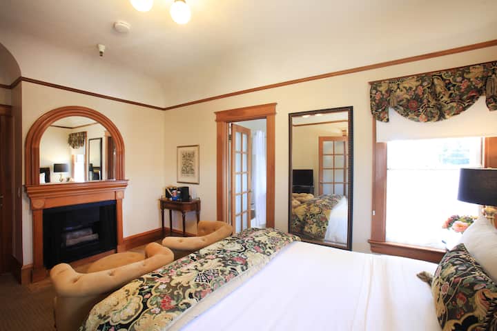Queen With Twin Bed Near Beach (Upstairs) - Monterey, CA