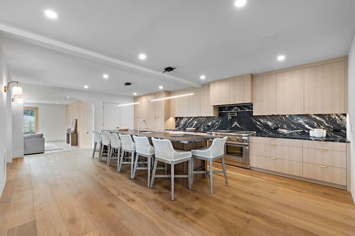 Lakefront 6 Bed Residence & Pool - Bradley Beach, NJ