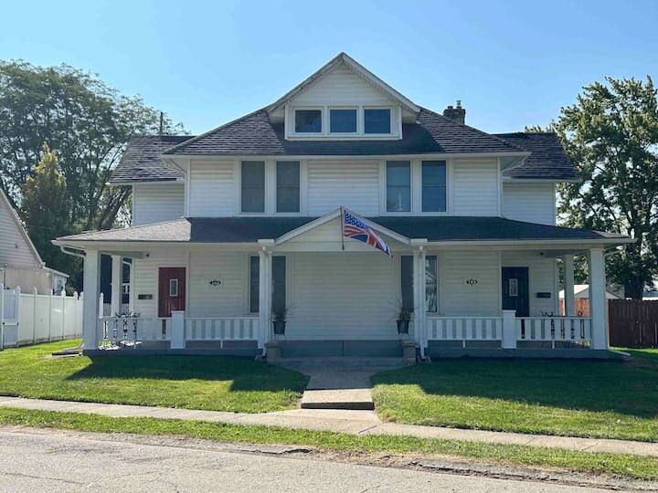 London Maisonette - Black Door - London, OH