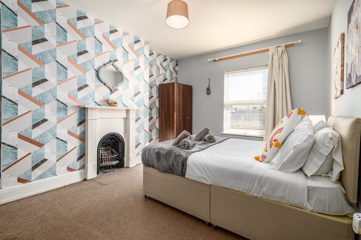 Modern 6br W/ Parking | Bedford - Bedford