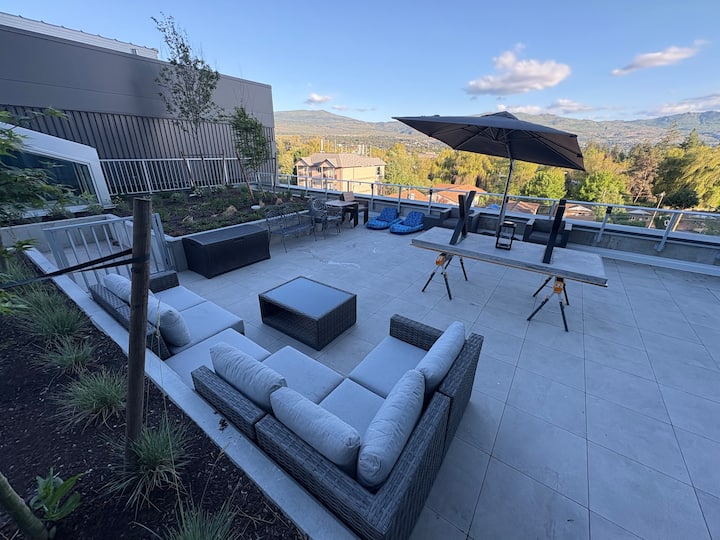 Beachfront Condo W/ Huge Deck - Kelowna