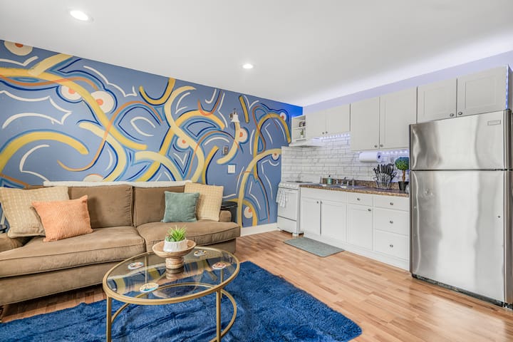 Art Stay Near Downtown Raleigh | Pet Friendly - Raleigh, NC