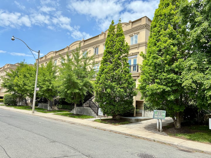 Bellagio Off Bathurst - Toronto