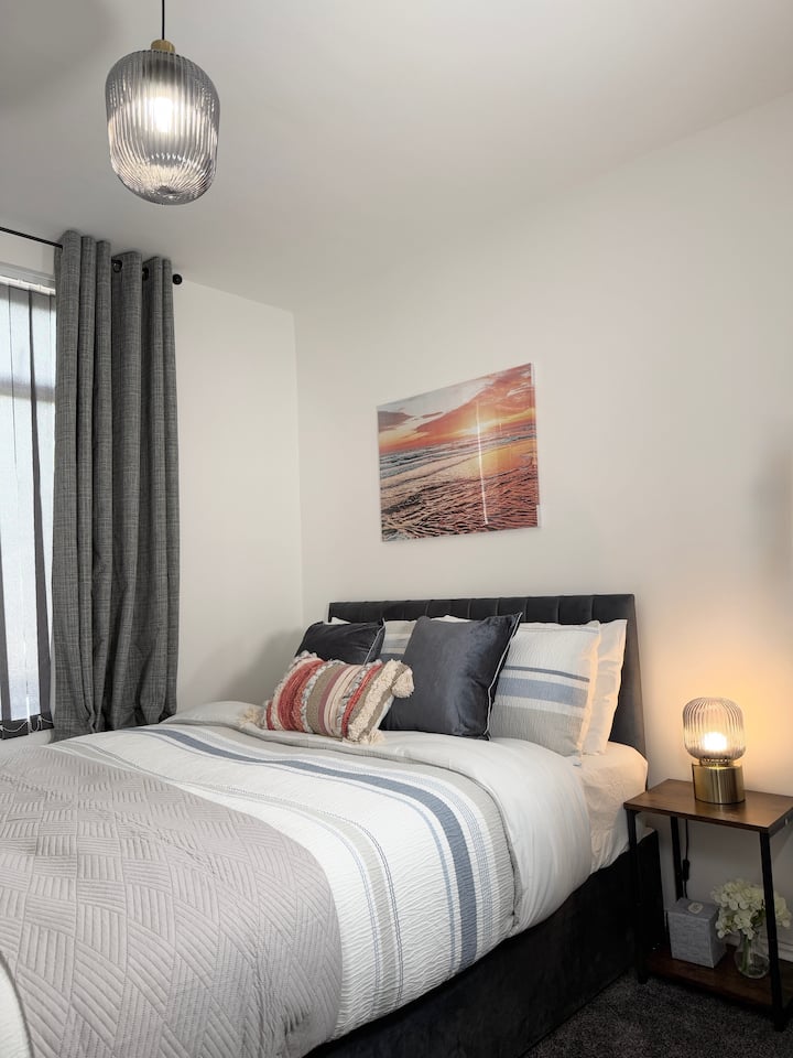 Elegant 1 Bed Flat | Garden, Patio & Free Parking - Northampton, UK