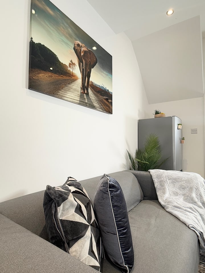 Elegant 1 Bed Flat | Garden, Patio & Free Parking - Northampton