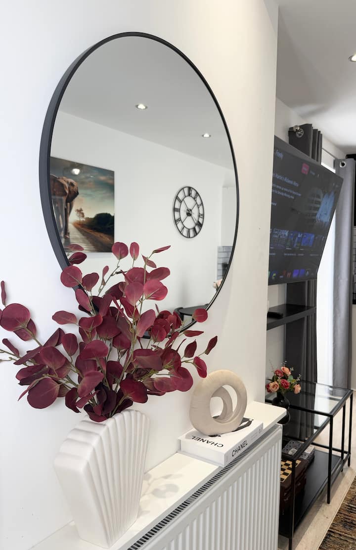 Elegant 2 Bed Flat | Garden, Patio & Free Parking - 노샘프턴