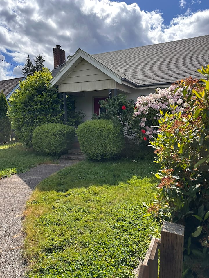 Welcome To Red Door On 5th - Springfield, OR