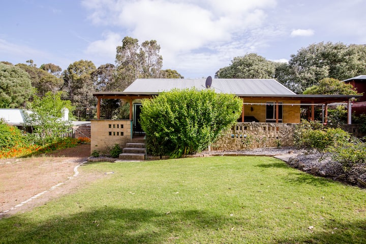 Camellia Cottage - Rustic Charm Near Town & Forest - Margaret River