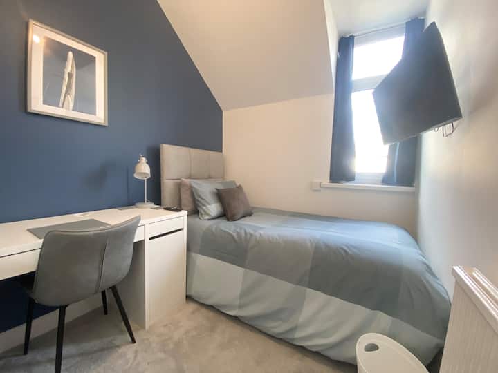 Quiet Room Rental Near Bae - Barrow-in-Furness