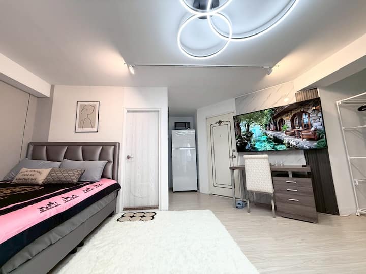 中山站｜近西門｜寬敞家庭房｜電梯｜電磁爐｜免治馬桶｜稀有大陽台｜酒店式管理｜垃圾回收區｜友善外國人 - Taipei