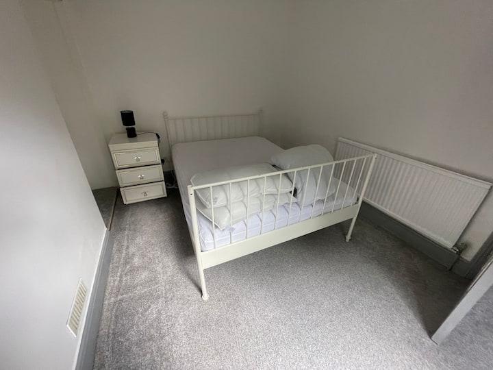 Rm 2 Double Bedroom In Chippenham - Castle Combe