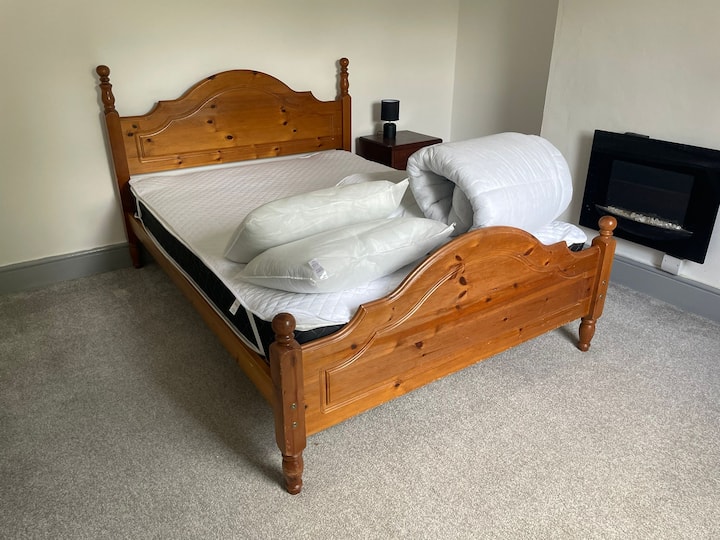 Rm 1 - Double Bedroom Chippenham - Castle Combe