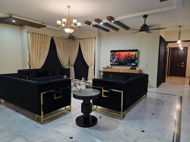Spacious Luxury Bungalow – 7br - Karachi