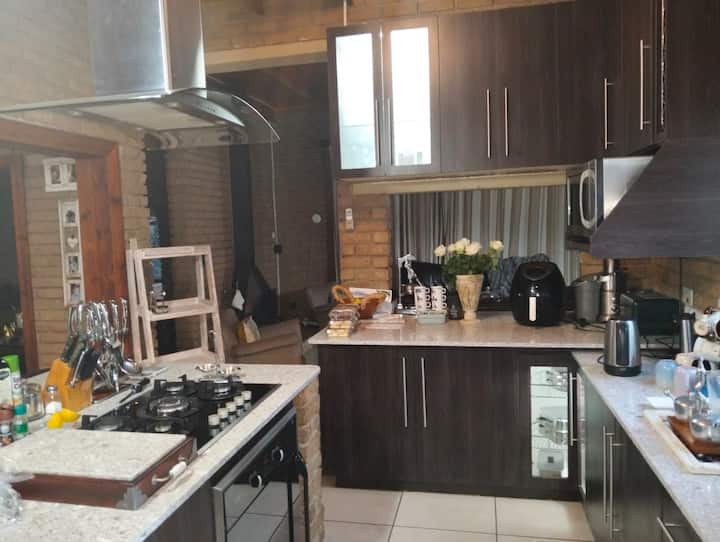 Modern Spacious, Stylish,serene - Bloemfontein
