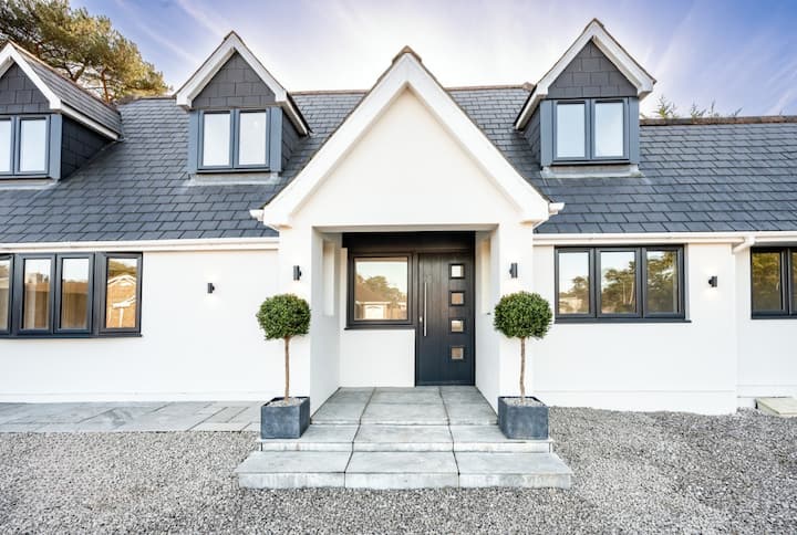 New! Modern 5 Bedroom Home W/ Parking & Garden - Ringwood