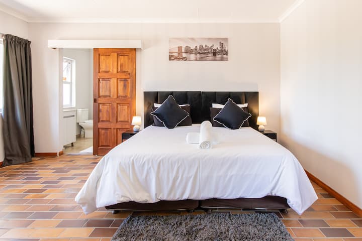 Grand Manor 7 Bed Room - Self Catering - Krugersdorp