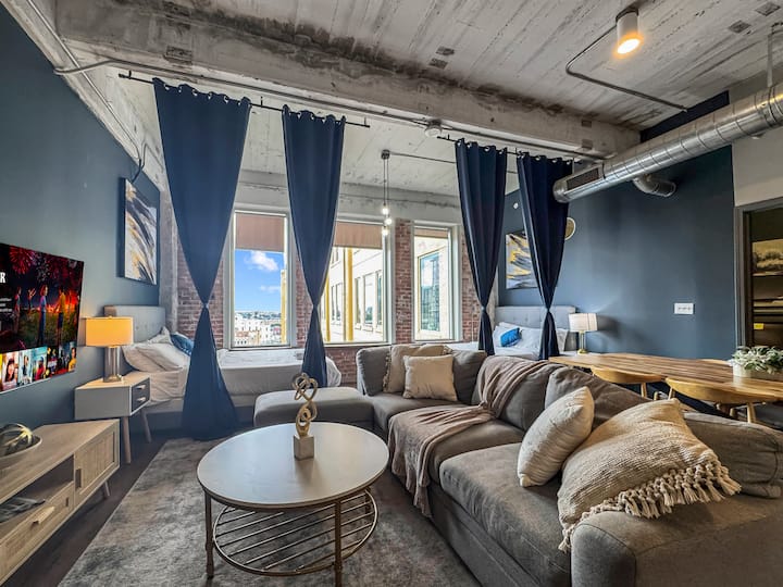 Urban Loft W/free Parking | Sleeps 14 | Pool | Gym - Dallas, TX