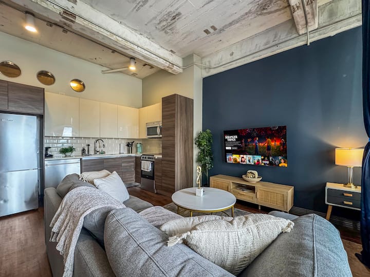 Urban Loft W/free Parking | Sleeps 14 | Pool | Gym - Dallas, TX