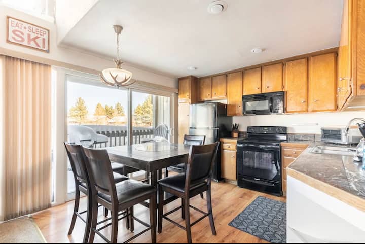 The Snowed Inn Chic Cabin Vibes + Shuttle Access - Mammoth Lakes, CA