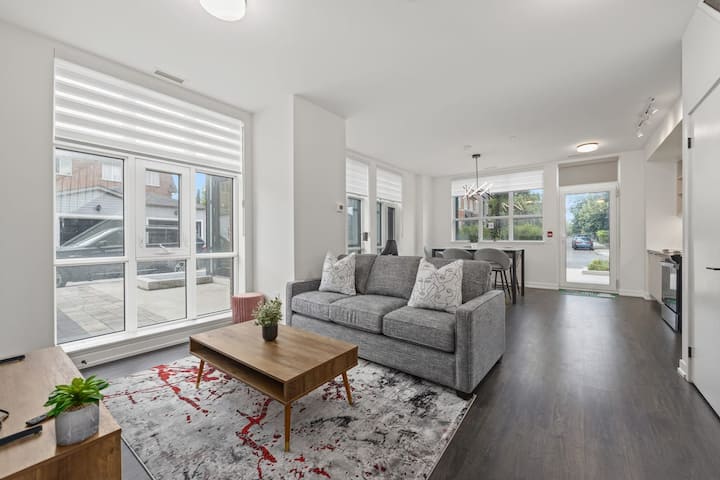 Stylish 2-bedroom Townhouse + Free Parking - Toronto
