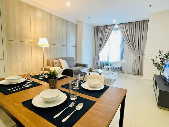 1-5pax, Muji Style Apartment @ Arcoris Mont Kiara - Petaling Jaya