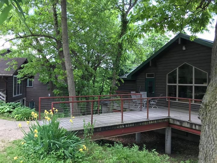 Autumn House Lodge At The Lake (Main Level) - Toledo, IA