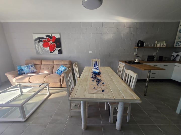 Cozy Two Bedroom Cottage - Hermanus