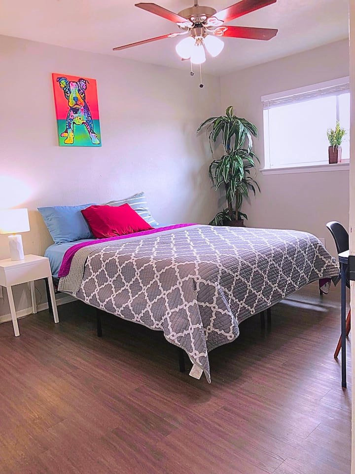 Theater Loft! Free Parking!
| Monthly Stay | - Denton, TX