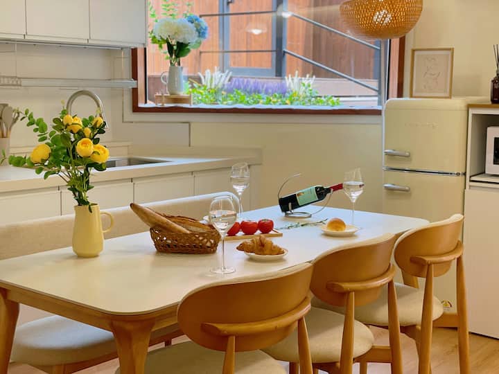 [New]
#홍대역 10분
#3룸 2욕실
#조기예약할인
#무료주차
#단독마당 - Seoul