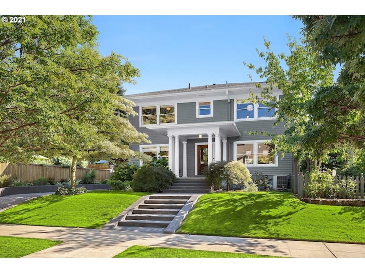 Luxury Family Home In Irvington! - Portland, OR