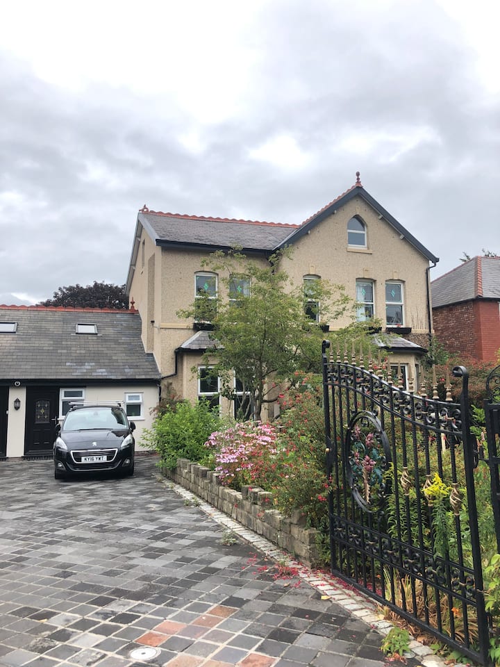 Mansion - 7 Bedrooms/18 Guests - Southport