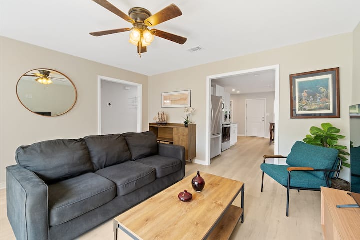 Modern Pensacola Home • Mins To Dt & Nas P’cola - Warrington, FL