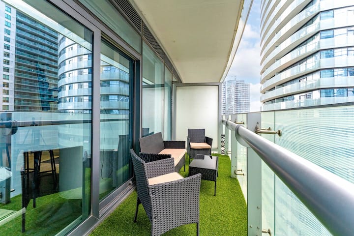 Cn Tower View Condo W/ Skyline Views And Parking - Toronto