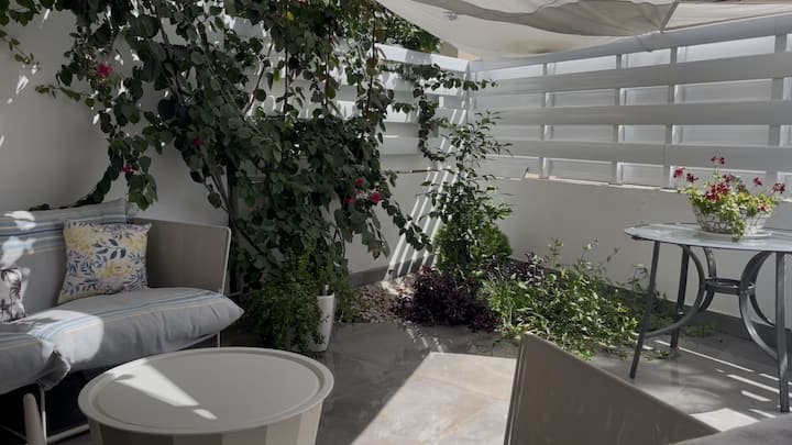 Bougainvillea Lounge - Ороклини