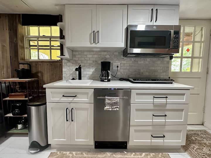 Stylish Apartment, Walk To Metro - Silver Spring, MD