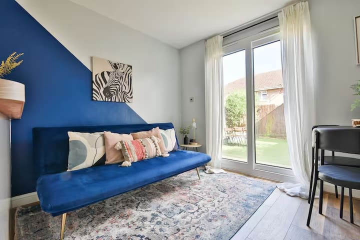 2 Bedroom Stunning Apartment - Sleeps 6 - Central - Barry