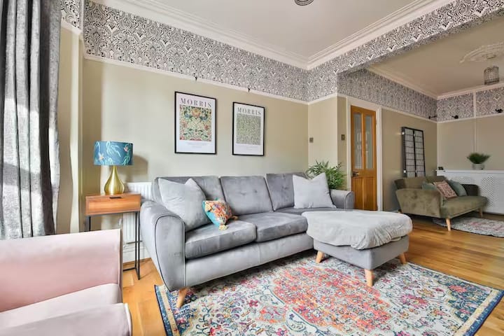 Chic 3 Bedroom House - Sleeps 8 - Close To Centre - Cardiff