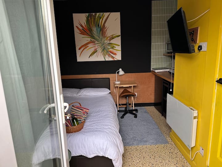 Tiny Nest, All In One + Parking - Bristol